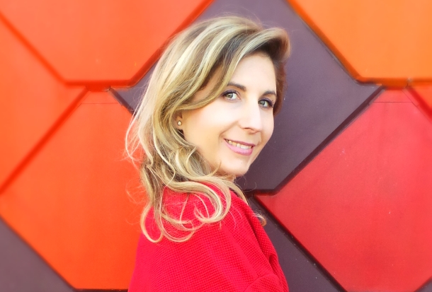 PLUS ON EST DE FOUS... : le nouveau roman anti-morosité de Zoe Brisby ...